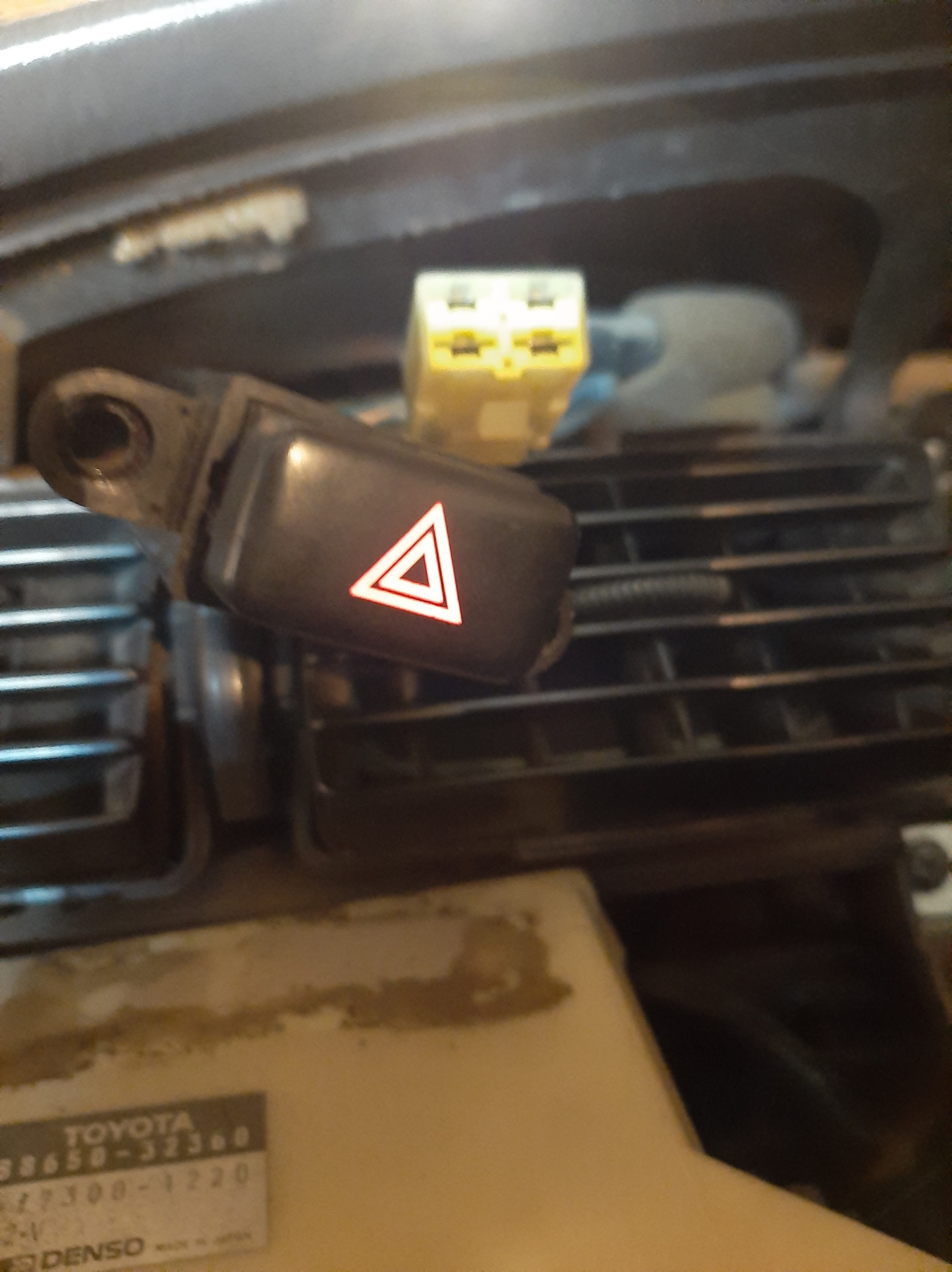 Подсветка аварийки или когда нечем заняться… — Toyota Vista (30), 2 л ...