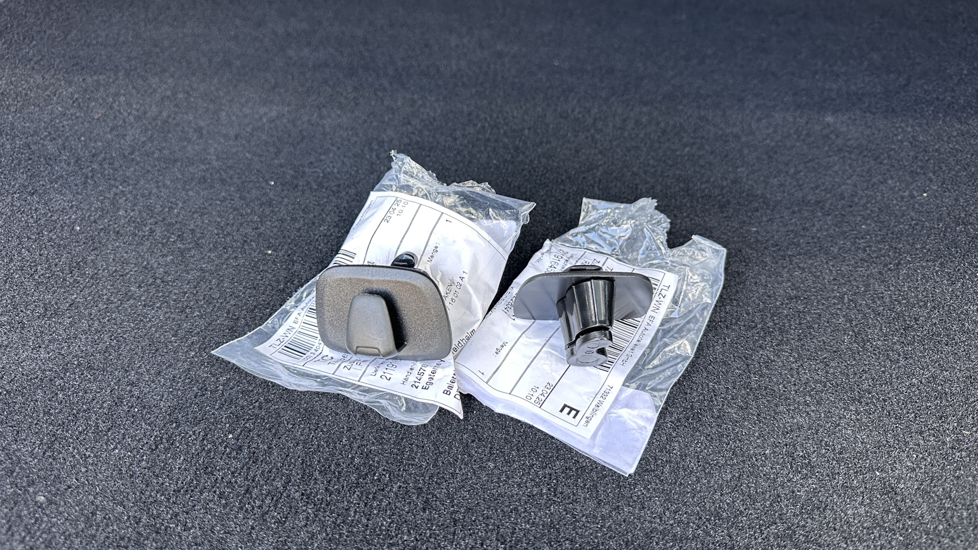 Ещё установил два крючка для вешалок — Volvo XC90 (2G), 2 л, 2017 года ...