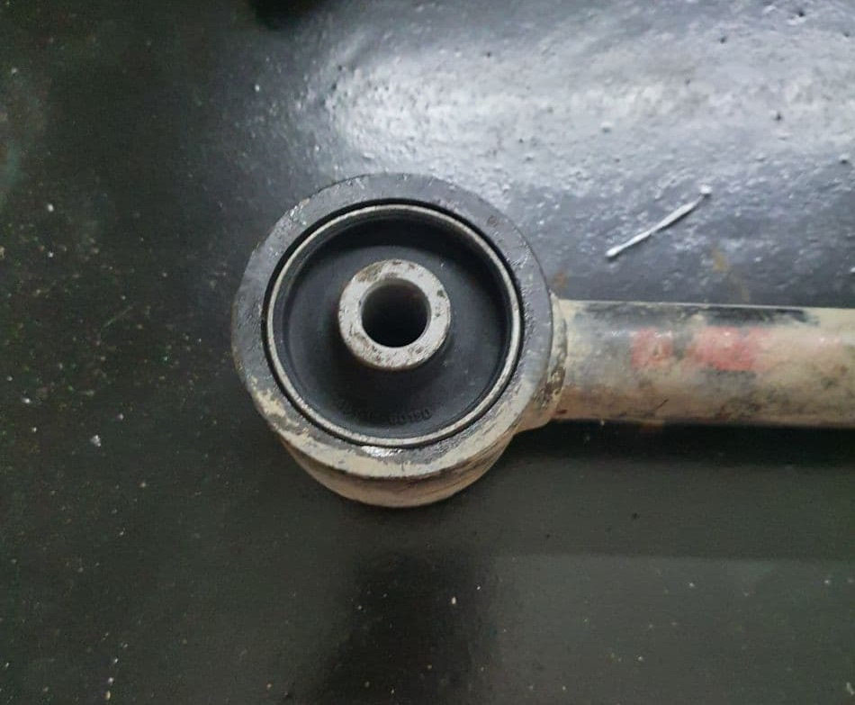 50. Сайлентблоки задних верхних тяг и рычага KDSS — Toyota Land Cruiser ...