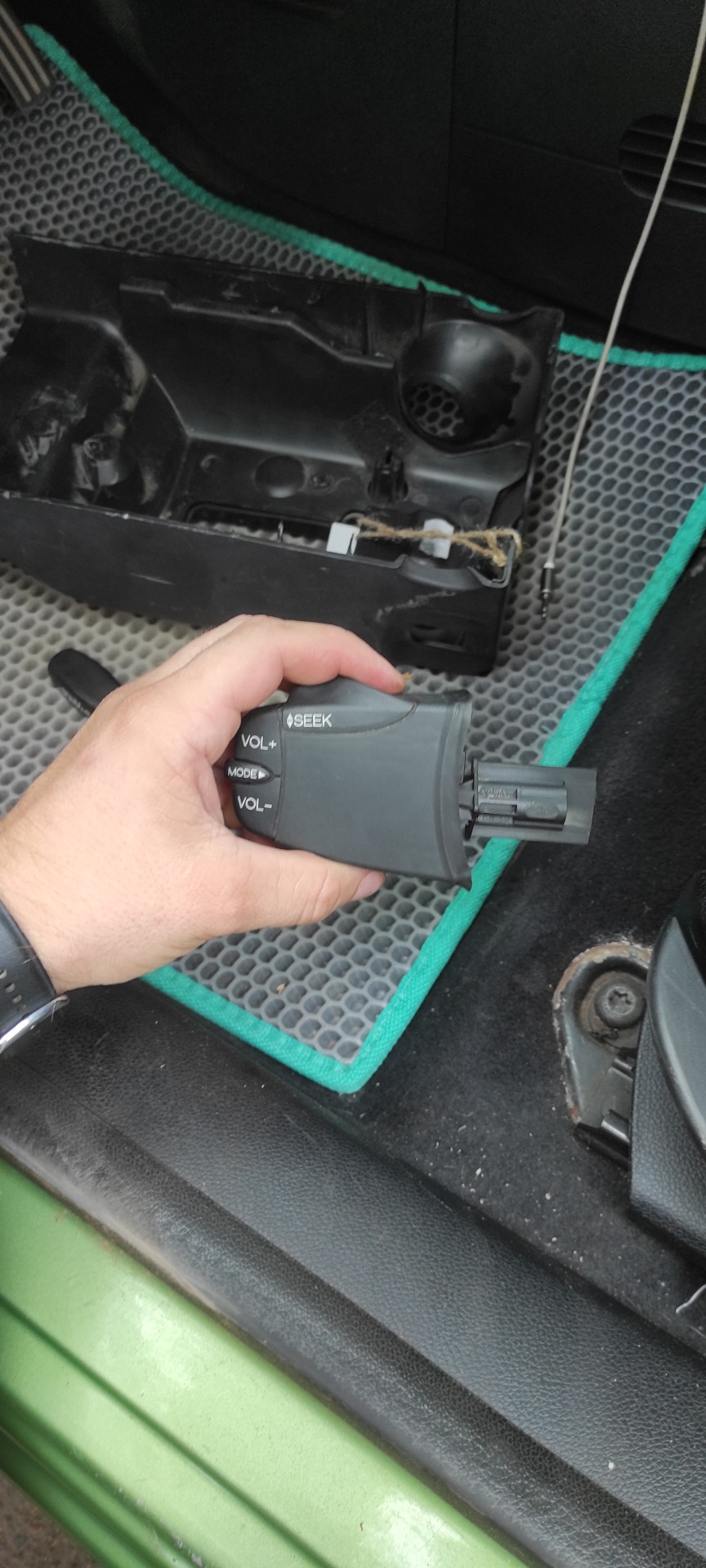 Установка джостика управления могнитолой — Ford Fiesta (Mk V), 1,4 л ...