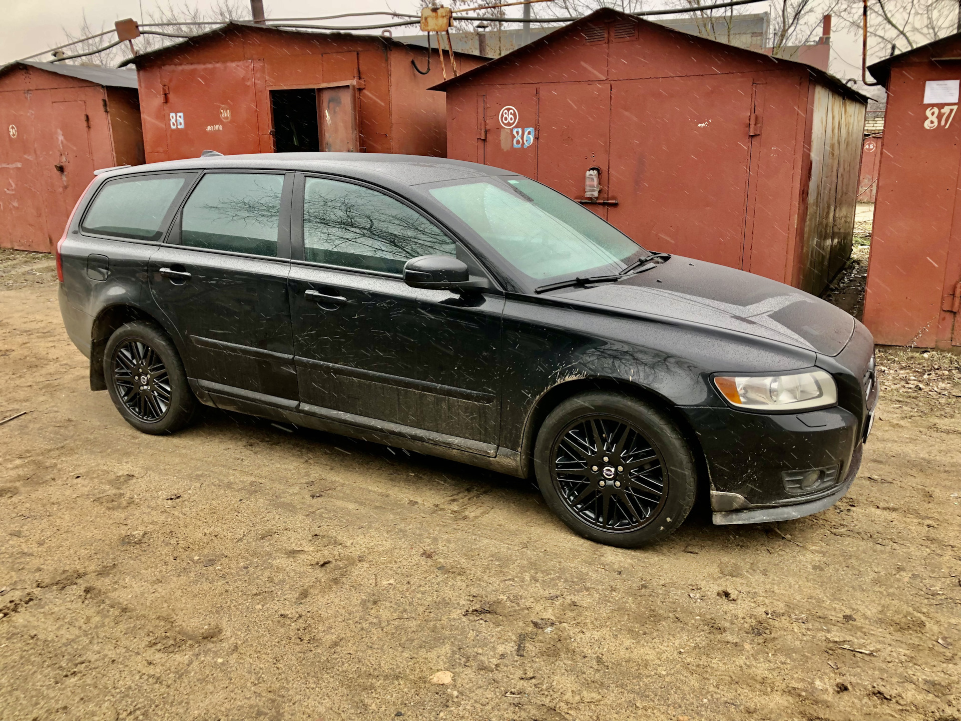 Черные на черной;). — Volvo V50, 1,6 л, 2010 года | колёсные диски | DRIVE2