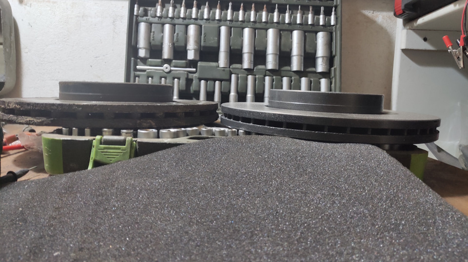 Замена тормозных дисков и колодок — Ford Focus Wagon II, 1,8 л, 2010 года | запчасти | DRIVE2