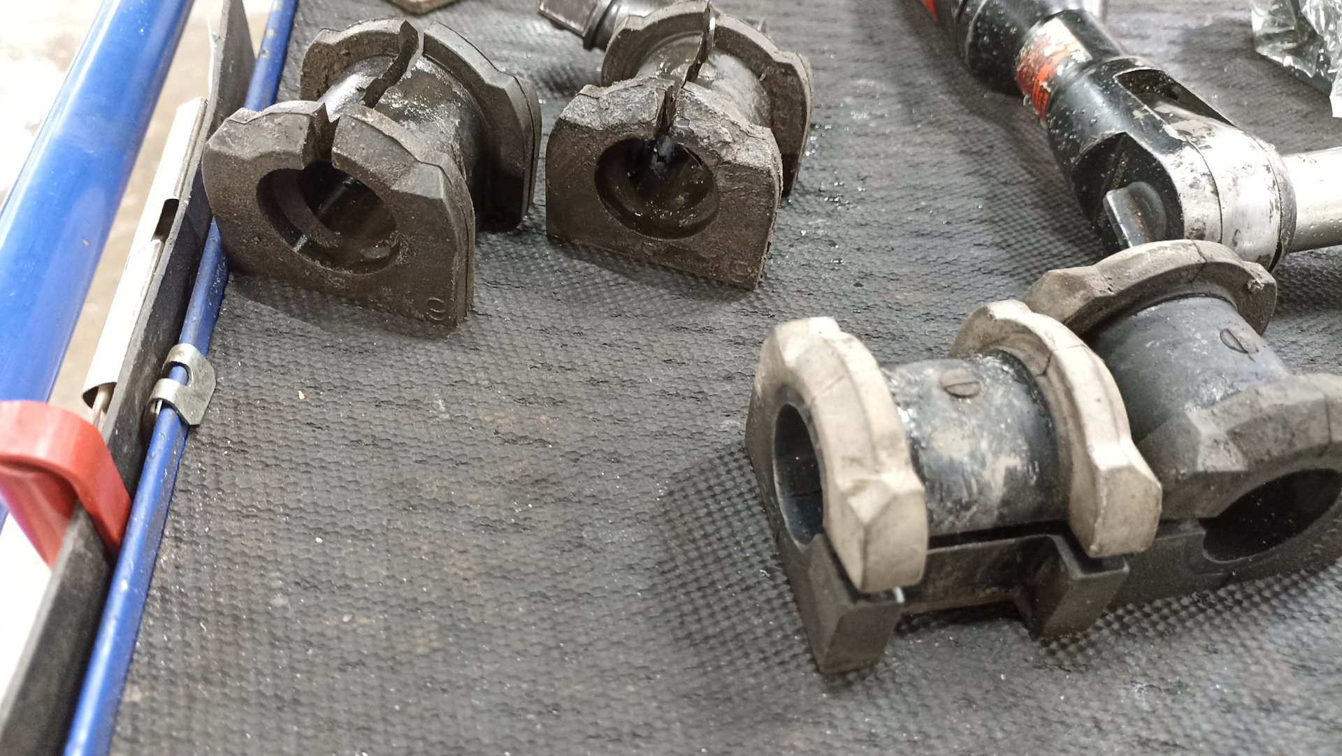 Замена втулок стабилизатора (перед/зад) и задних тормозных колодок ...