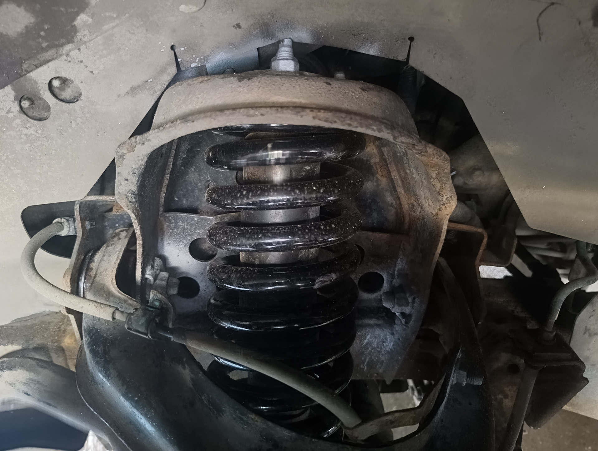 139. Замена передних пружин — Chevrolet TrailBlazer (2G), 2,8 л, 2014 ...