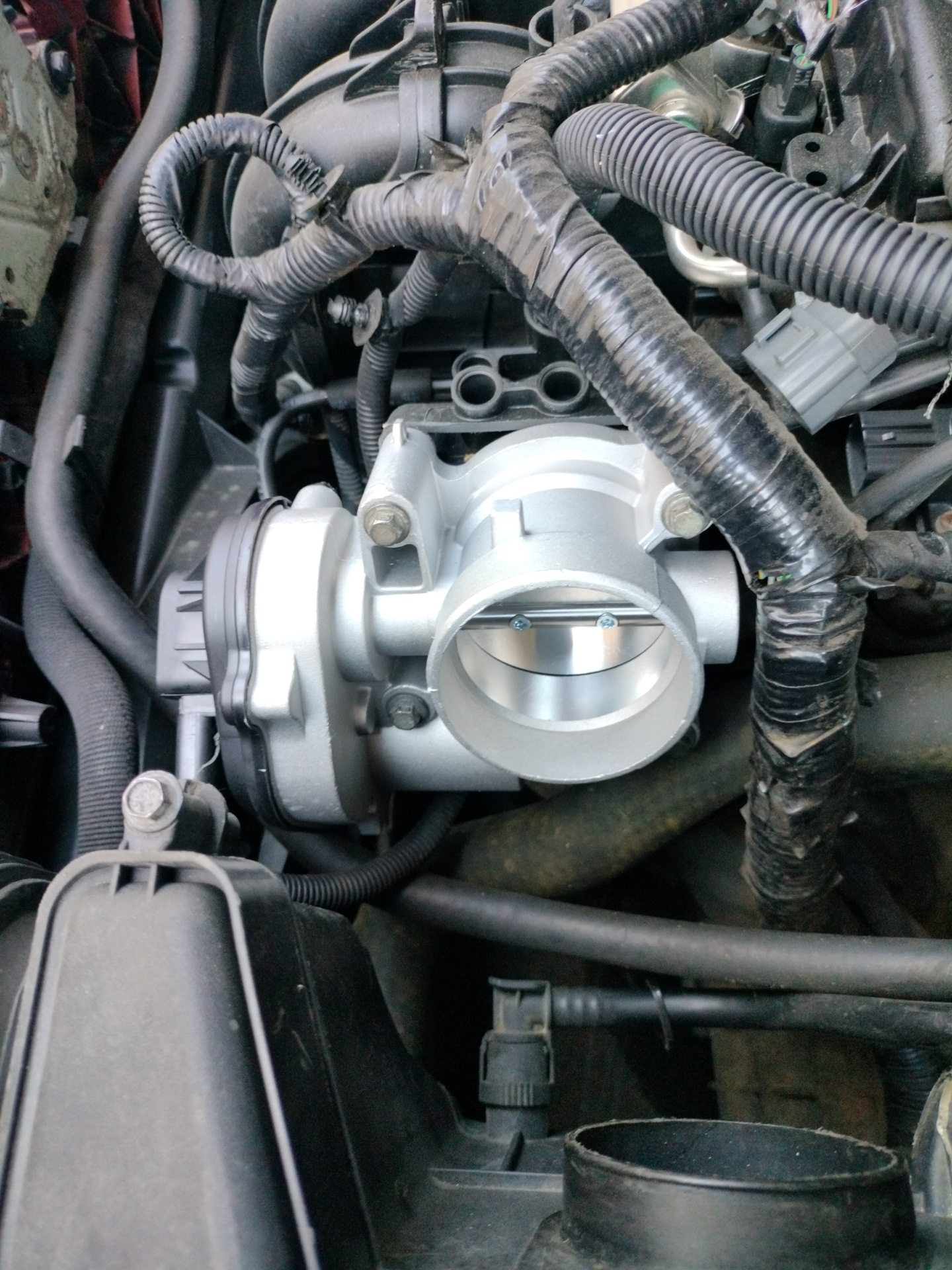 Замена дросселя и датчика сцепы) — Ford C-Max I, 2 л, 2007 года ...