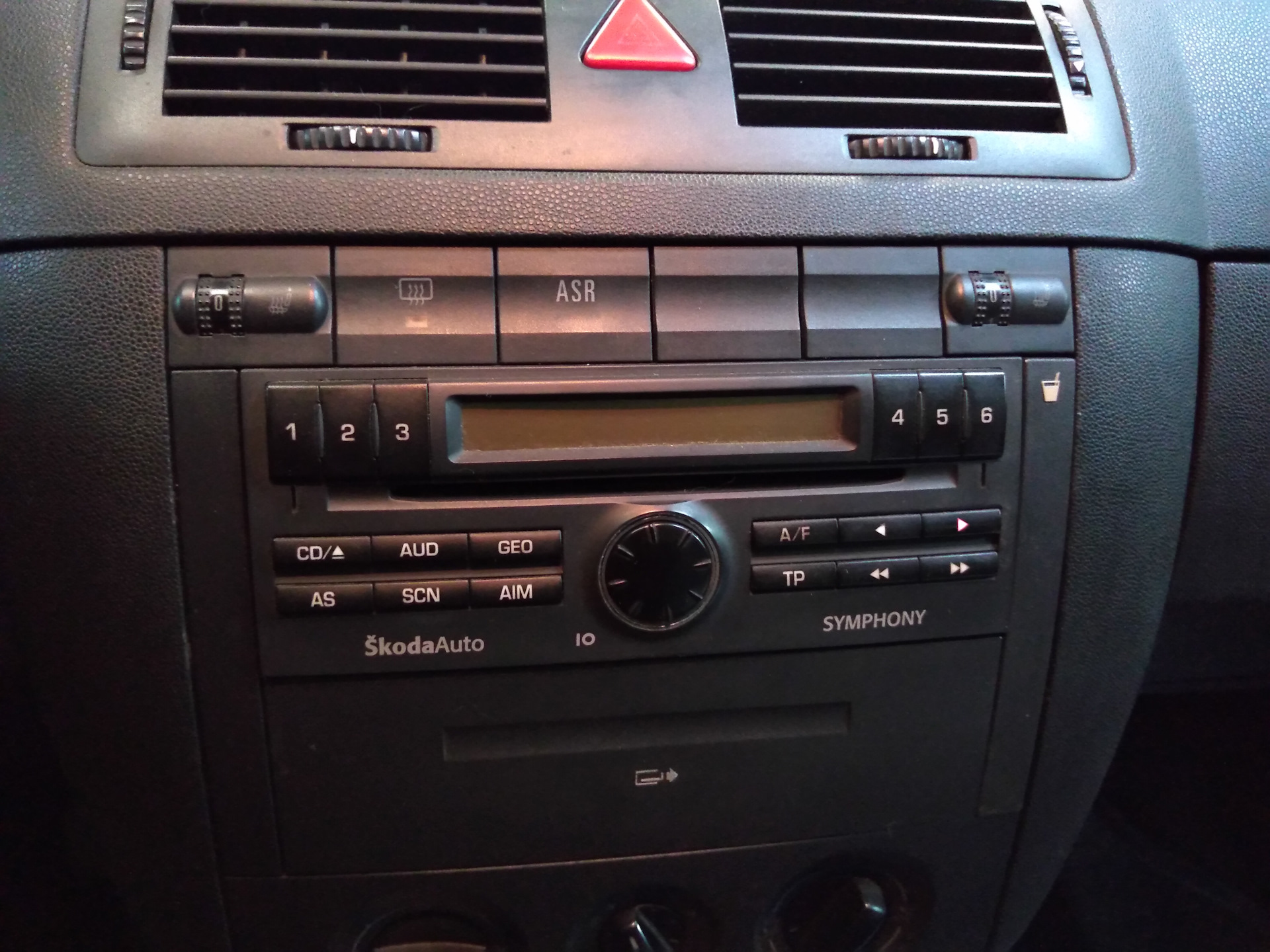 Подстаканник в торпедо — Skoda Fabia Mk1, 1,4 л, 2005 года | аксессуары ...