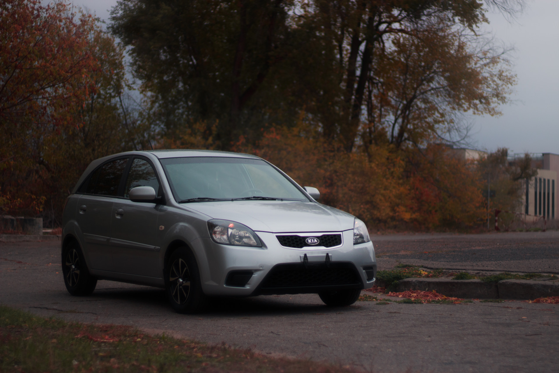 Осенний фотосет — KIA Rio 5-door (2G), 1,4 л, 2010 года | фотография ...