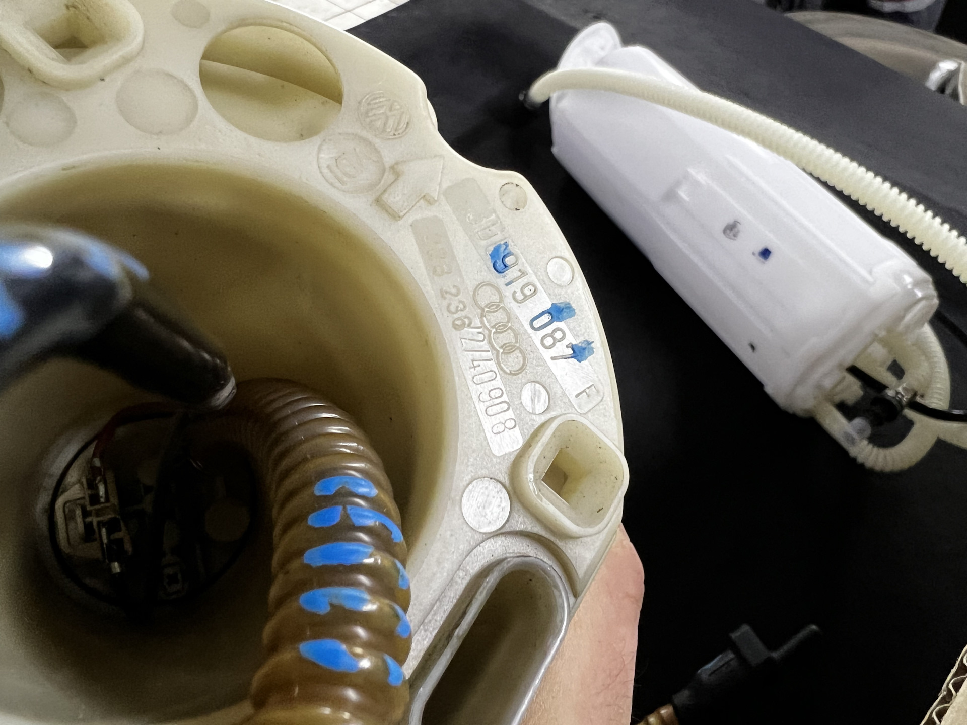 03. Замена топливных насосов — Audi A8 (D3), 6 л, 2004 года | визит на ...