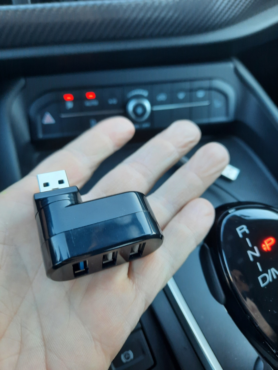 USB тройник для синего дельфинчика — Haval F7x, 1,5 л, 2021 года ...