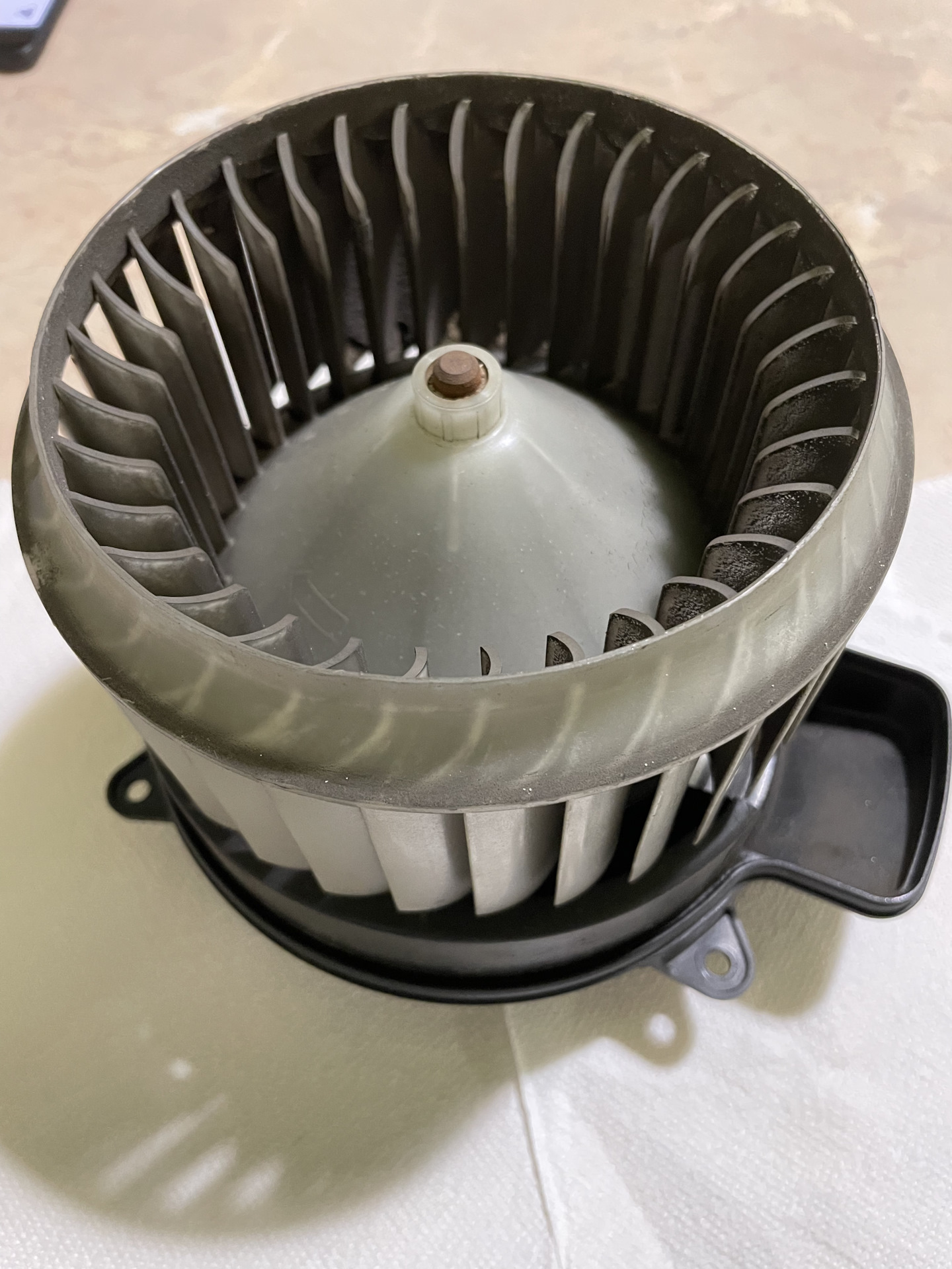 Установка дополнительного внешнего салонного фильтра, чистка крыльчатки ...