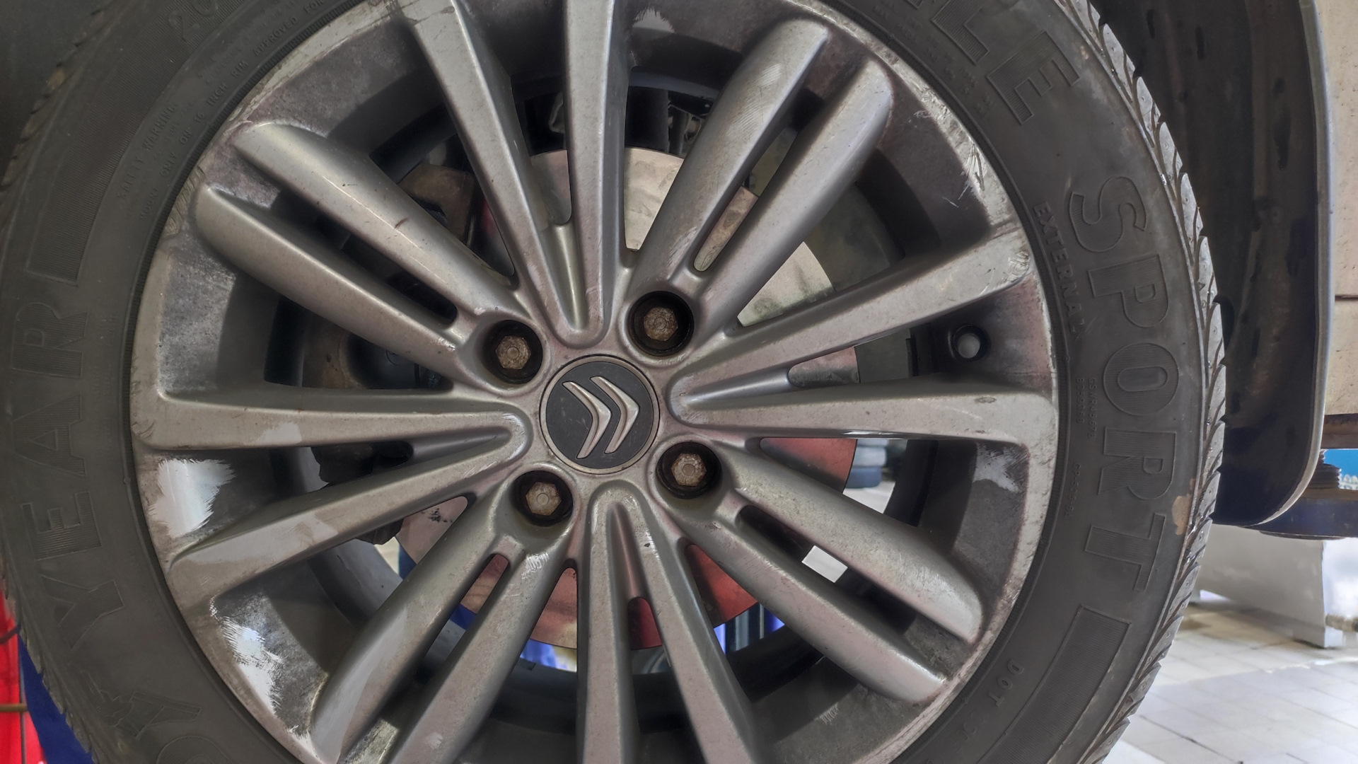 Замена передних дисков и колодок — Citroen C4 (2G), 1,6 л, 2012 года ...