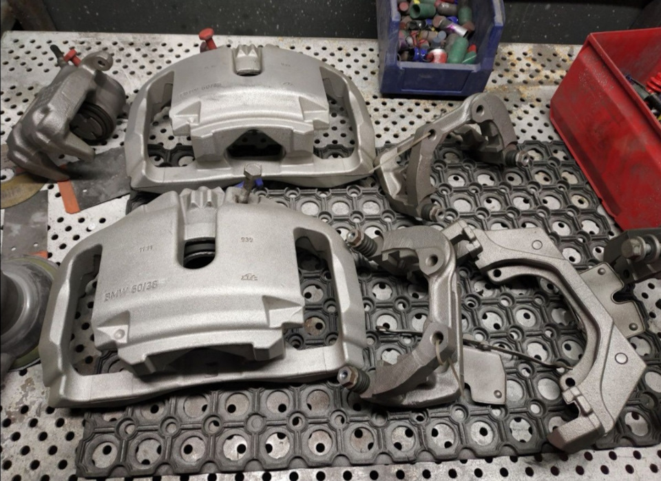 Тормоза BMW F10 передние от 750 LiX (Европа), задние от 550iX (Америка ...