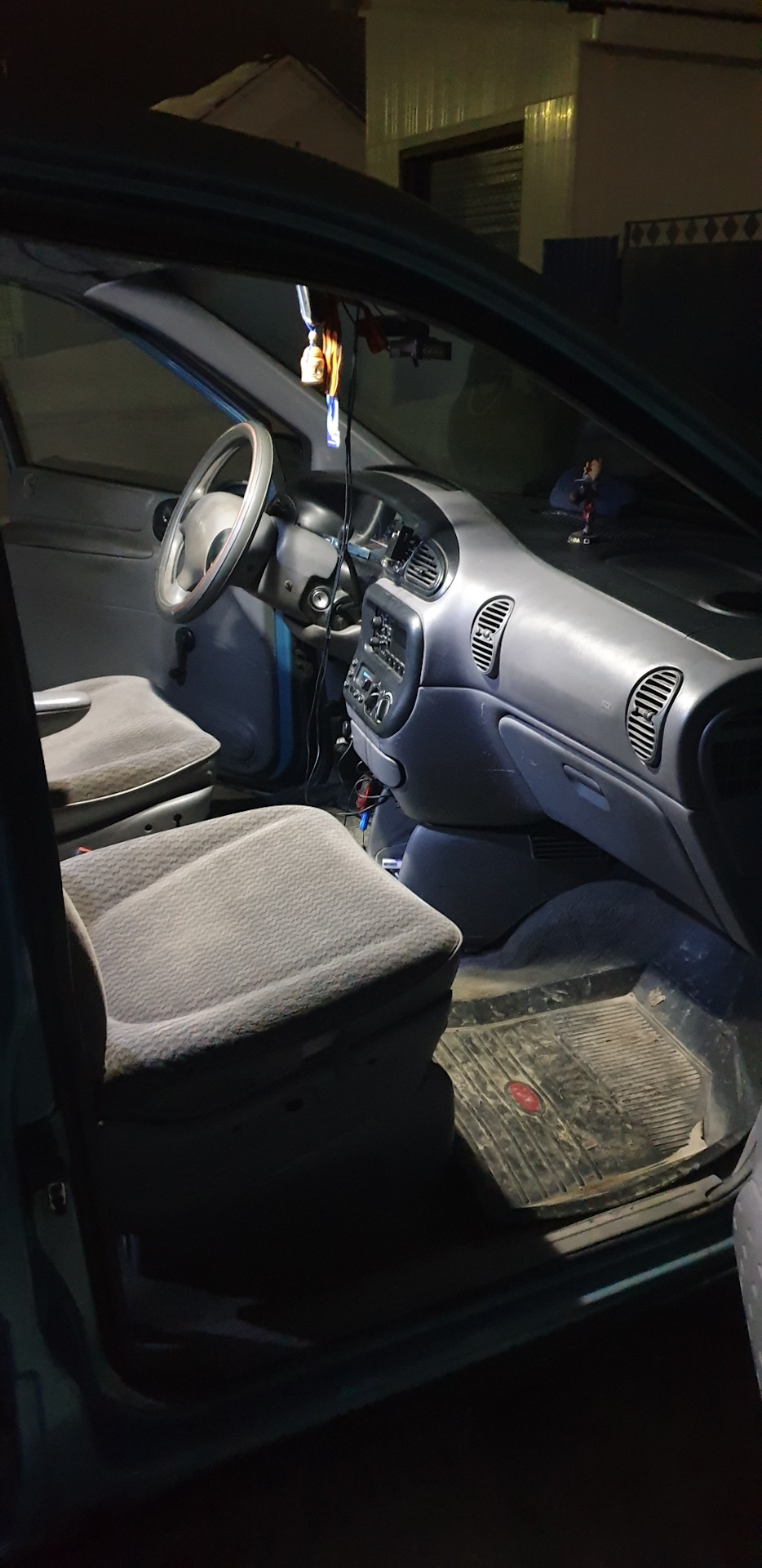 А вот и фото света салона — Dodge Caravan Iii 2 4 л 1999 года