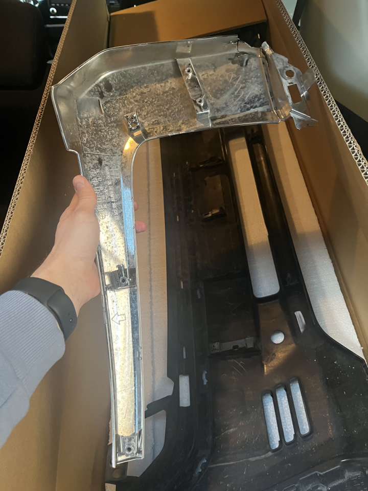 Накладка переднего бампера левая средняя (хром) 6407A145 на Mitsubishi ...