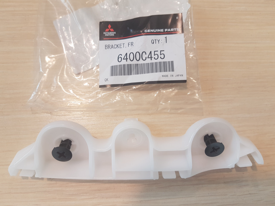 6400C455 Кронштейн боковой переднего бампера, лев. Mitsubishi ...