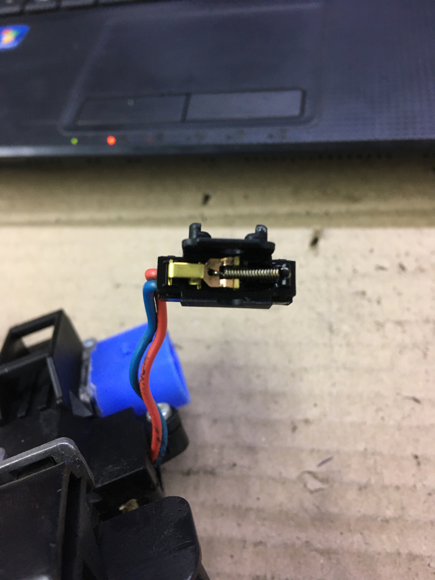 Замена микрика замка водительской двери — Skoda Octavia A5 Mk2, 1,6 л ...