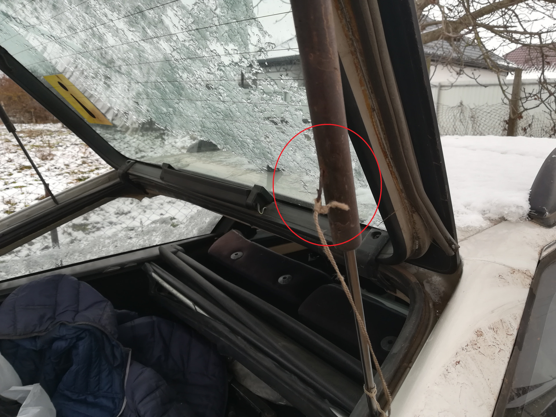 Замена амортизаторов крышки багажника — Audi 100 Avant (C3), 1,8 л ...