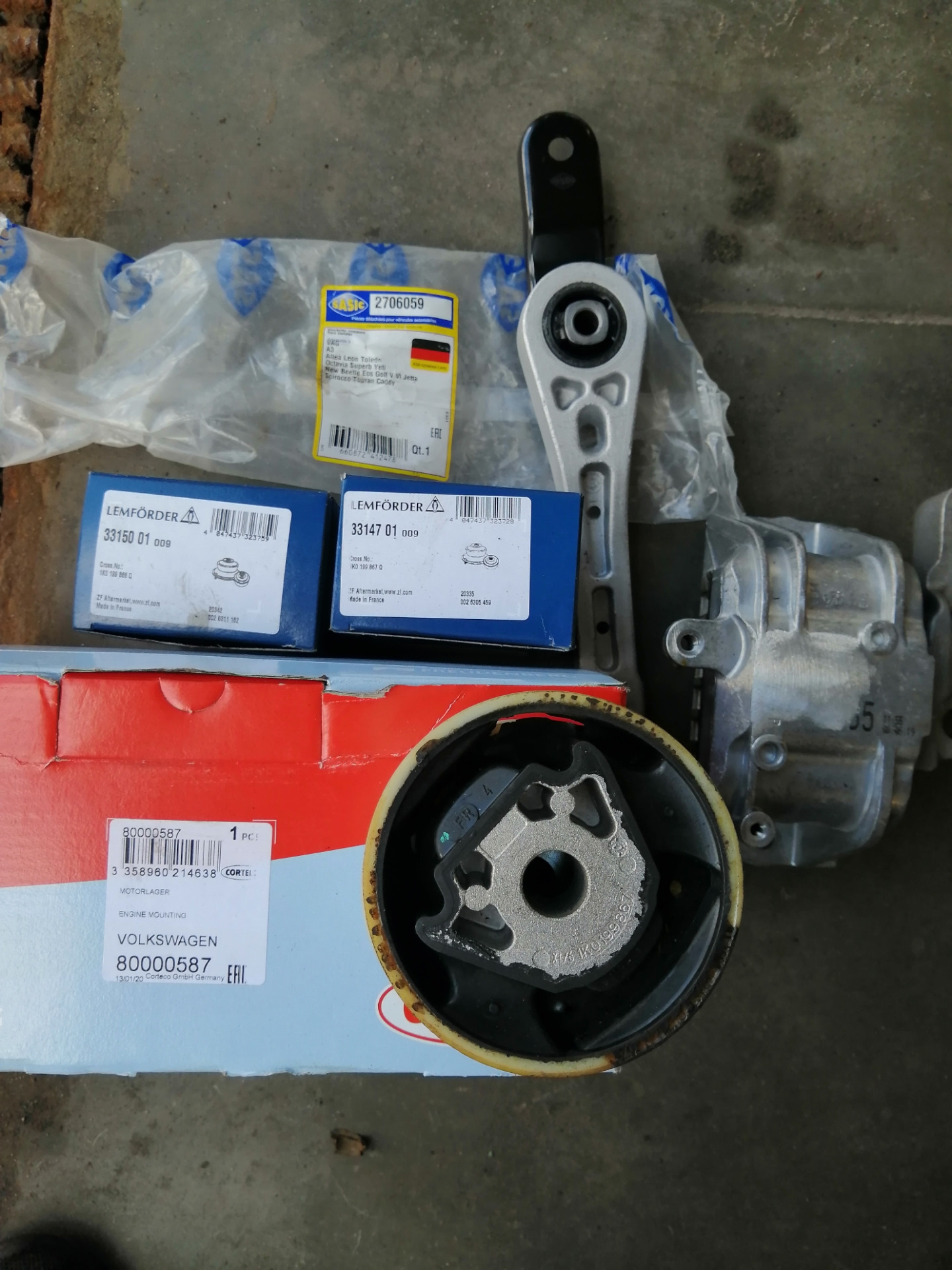 Замена правой опоры двигателя. — Skoda Superb Mk2, 1,8 л, 2014 года ...