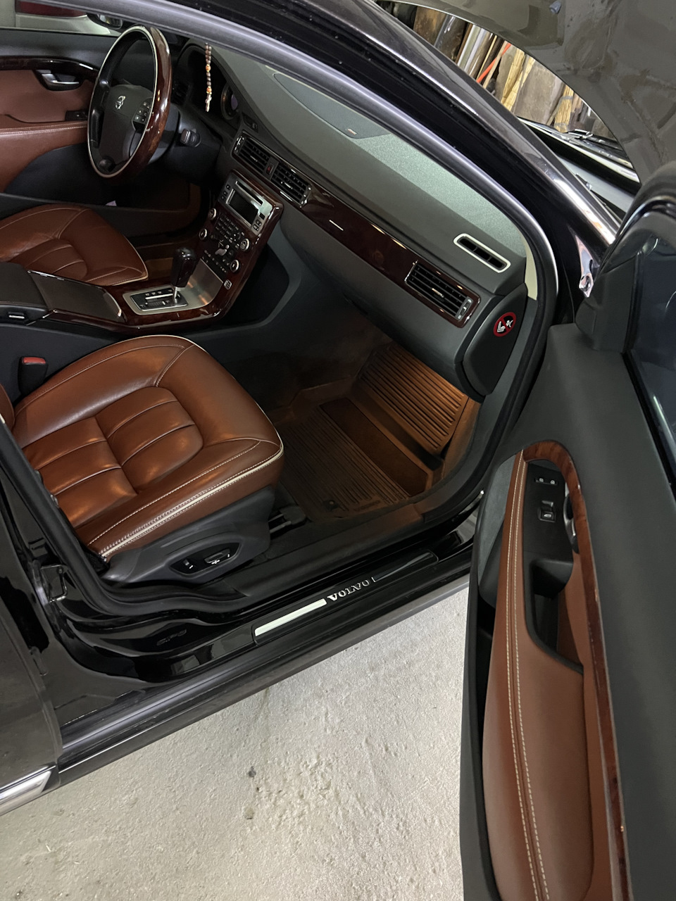 Амортизаторы NIVOMAT и габаритная лампа — Volvo S80 (2G), 4,4 л, 2008 ...