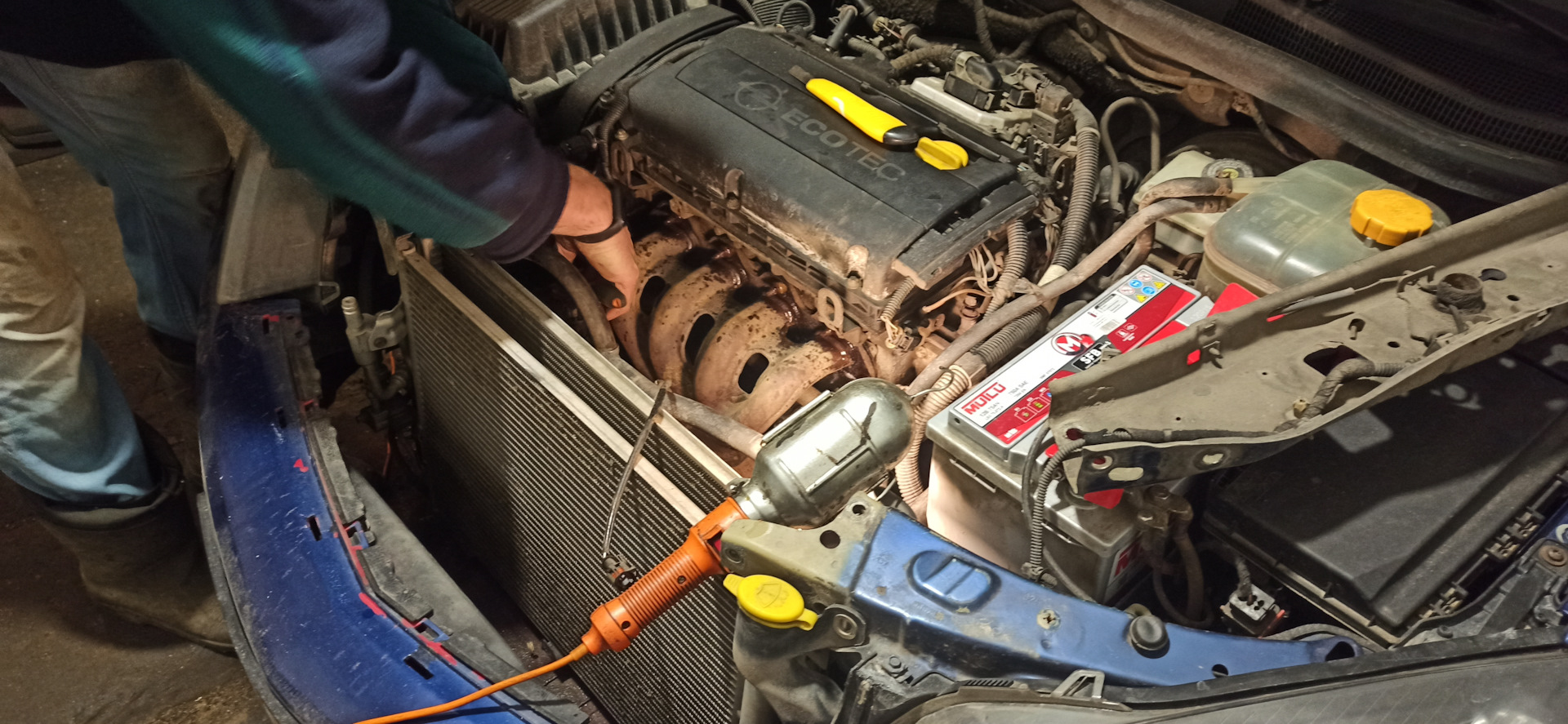 99. Установка заваренного теплообменника — Opel Astra H GTC, 1,8 л ...