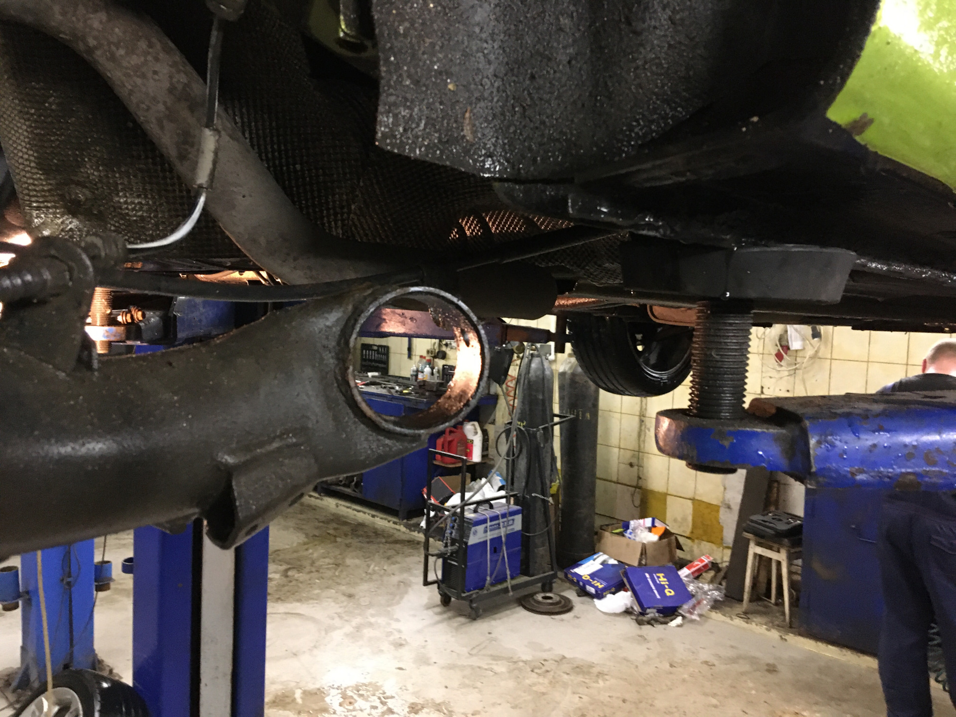 Замена сайлентблоков задней балки — Ford Fiesta (Mk VI), 1,6 л, 2008 ...