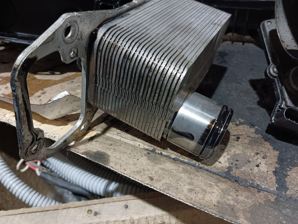 Замена прокладок теплообменника и масляного стакана — BMW 5 series Gran ...