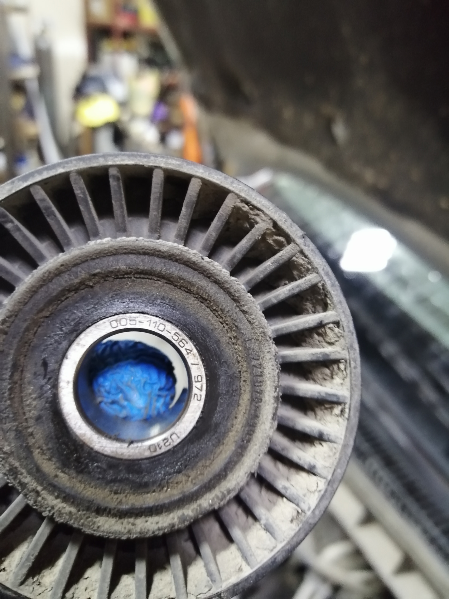 Замена генератора, ремня, роликов — Volvo XC90 (1G), 2,5 л, 2004 года ...