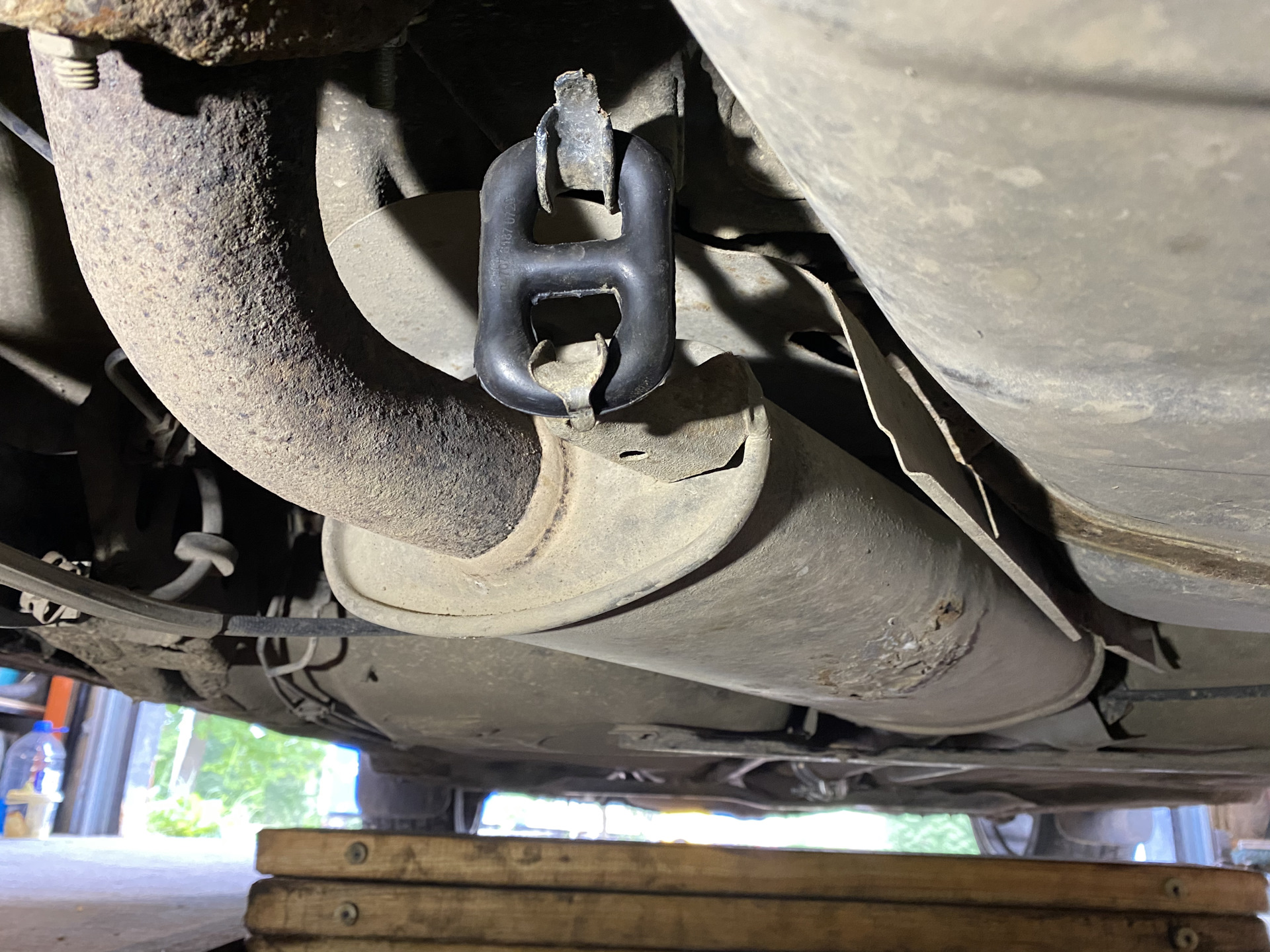 Новые резинки выхлопной системы — Audi A6 (C4), 2,6 л, 1996 года ...