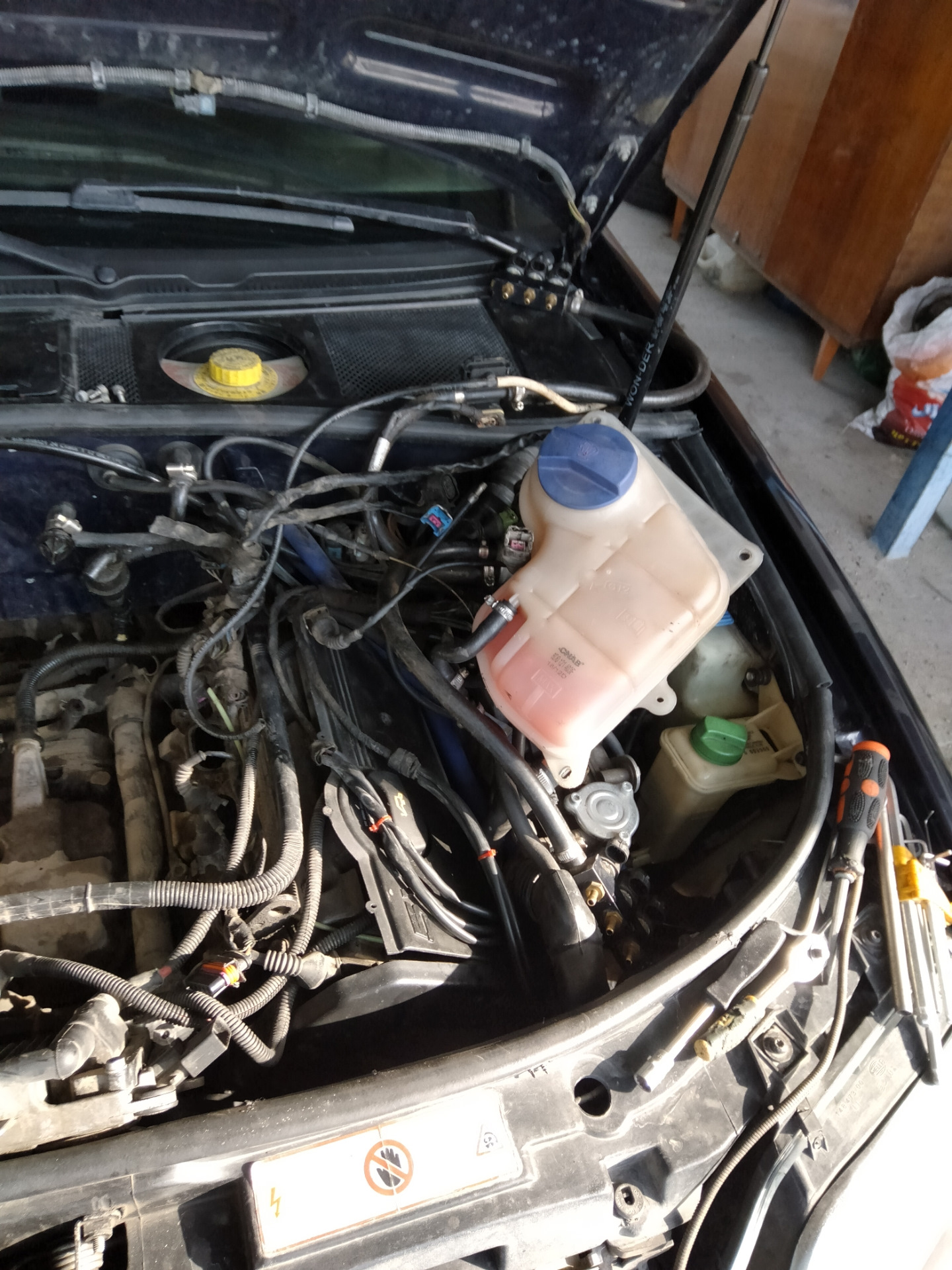 Замена редукционных клапанов — Audi A6 (C5), 2,4 л, 1998 года ...