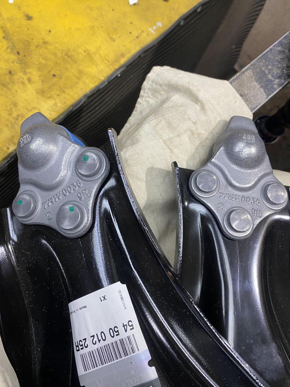 545001225R Рычаг нижний передений правый RENAULT | Запчасти на DRIVE2