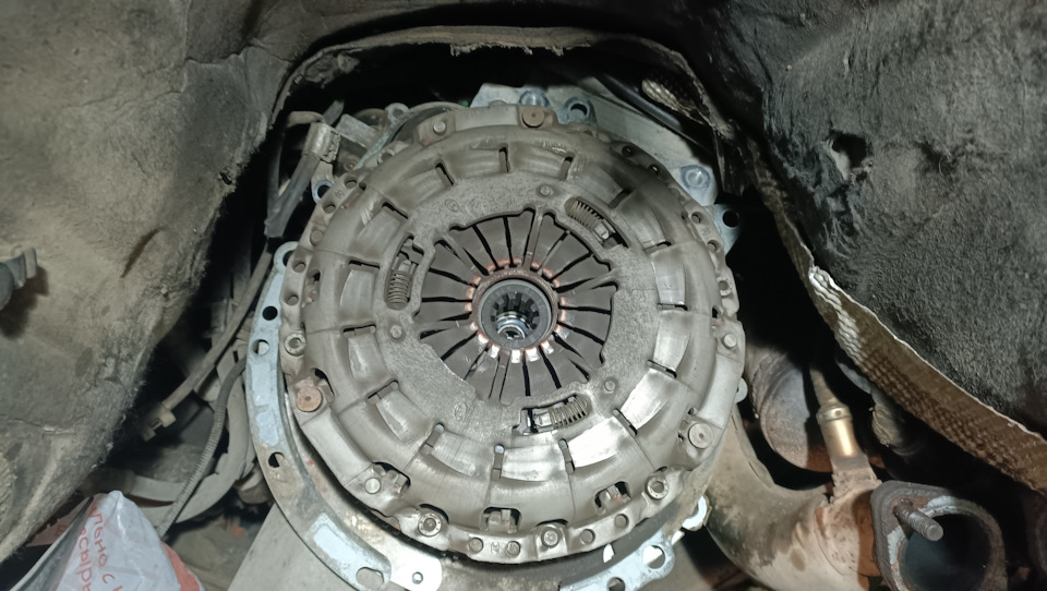 43_Замена сцепления и маховика, комплект LUK 600003300 — BMW 3 series ...