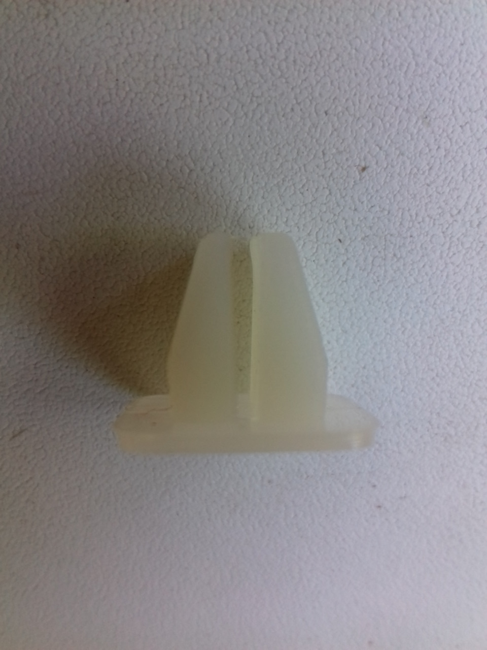 Клипса (пинстон) подкрылка. — Chevrolet Aveo Sedan (1G), 1,2 л, 2007 ...