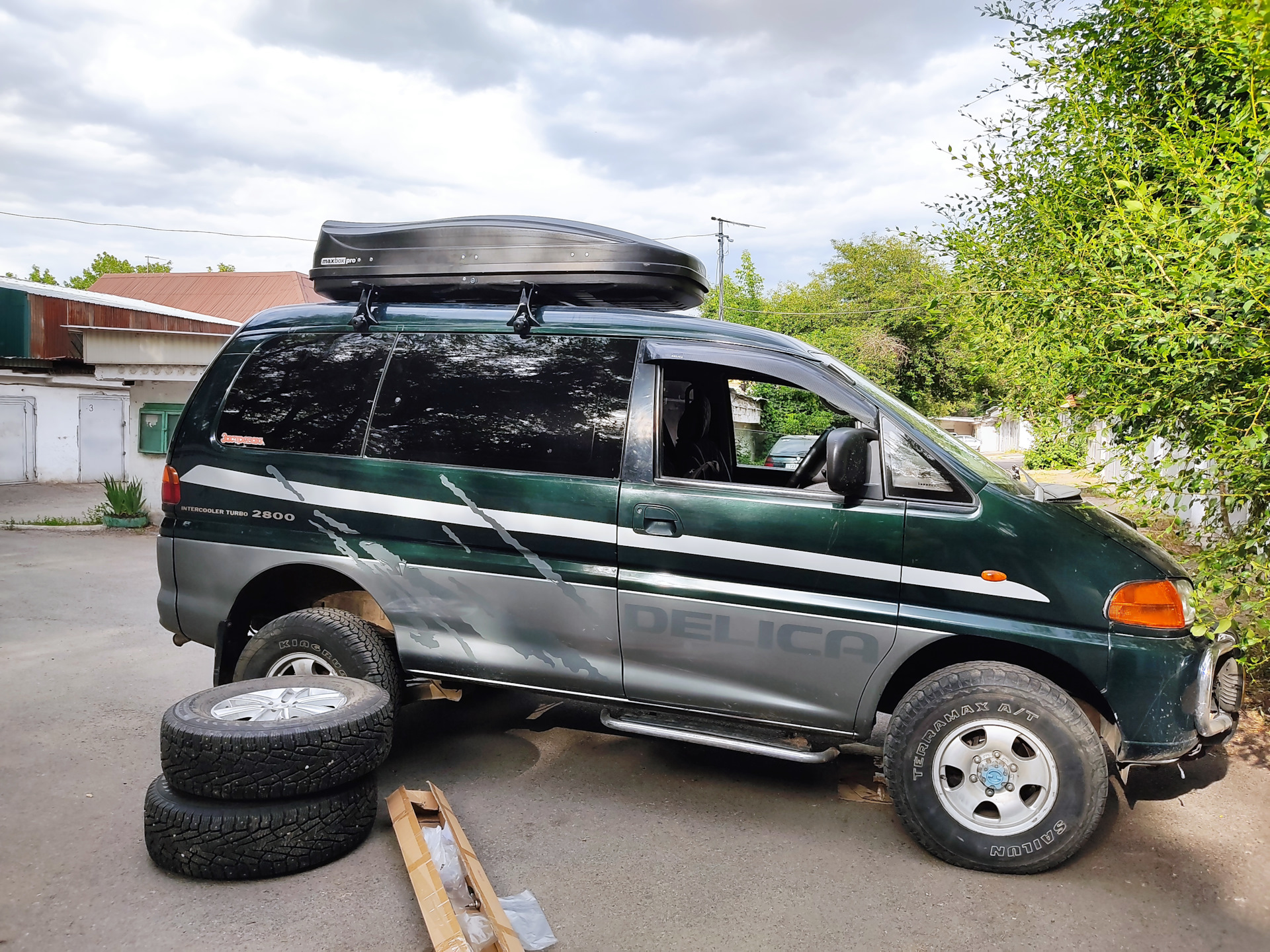 Бокс и поперечины на крышу — Mitsubishi Delica (L400), 2,8 л, 1995 года | запчасти | DRIVE2