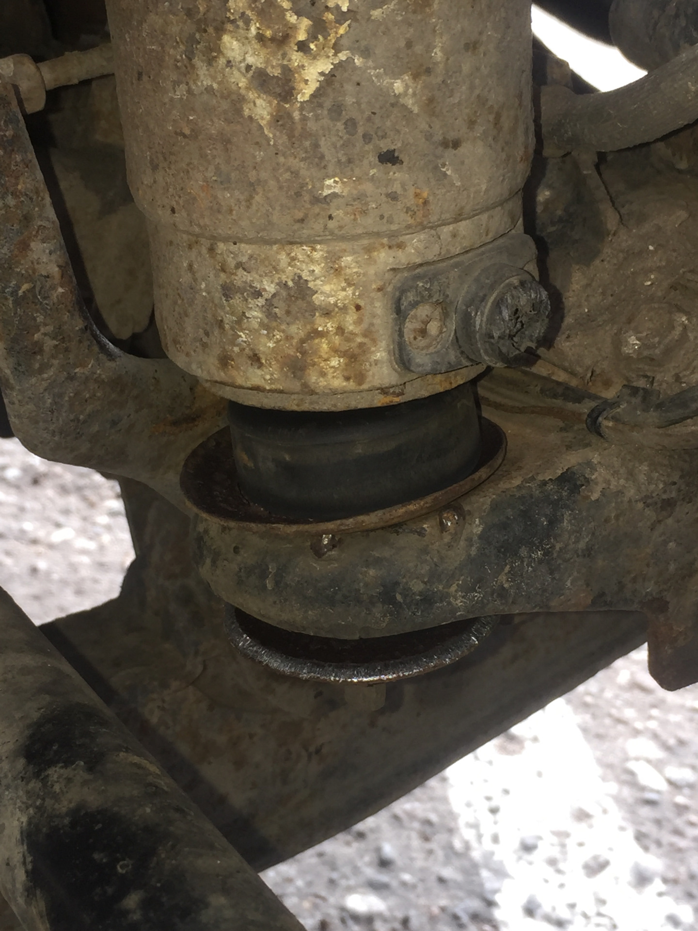 Нижние резинки передних аммортизаторов. — Toyota Land Cruiser 100, 4,2 ...