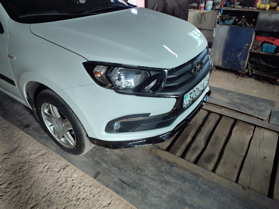 Установка губы и порогов — Lada Гранта (2G) FL, 1,6 л, 2020 года ...