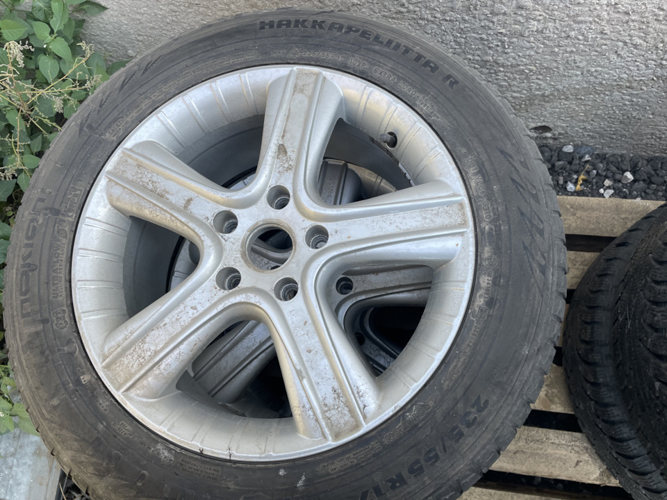 Шины зимние нешипованные Nokian 235/55 R17, литые диски Volkswagen 7 ...