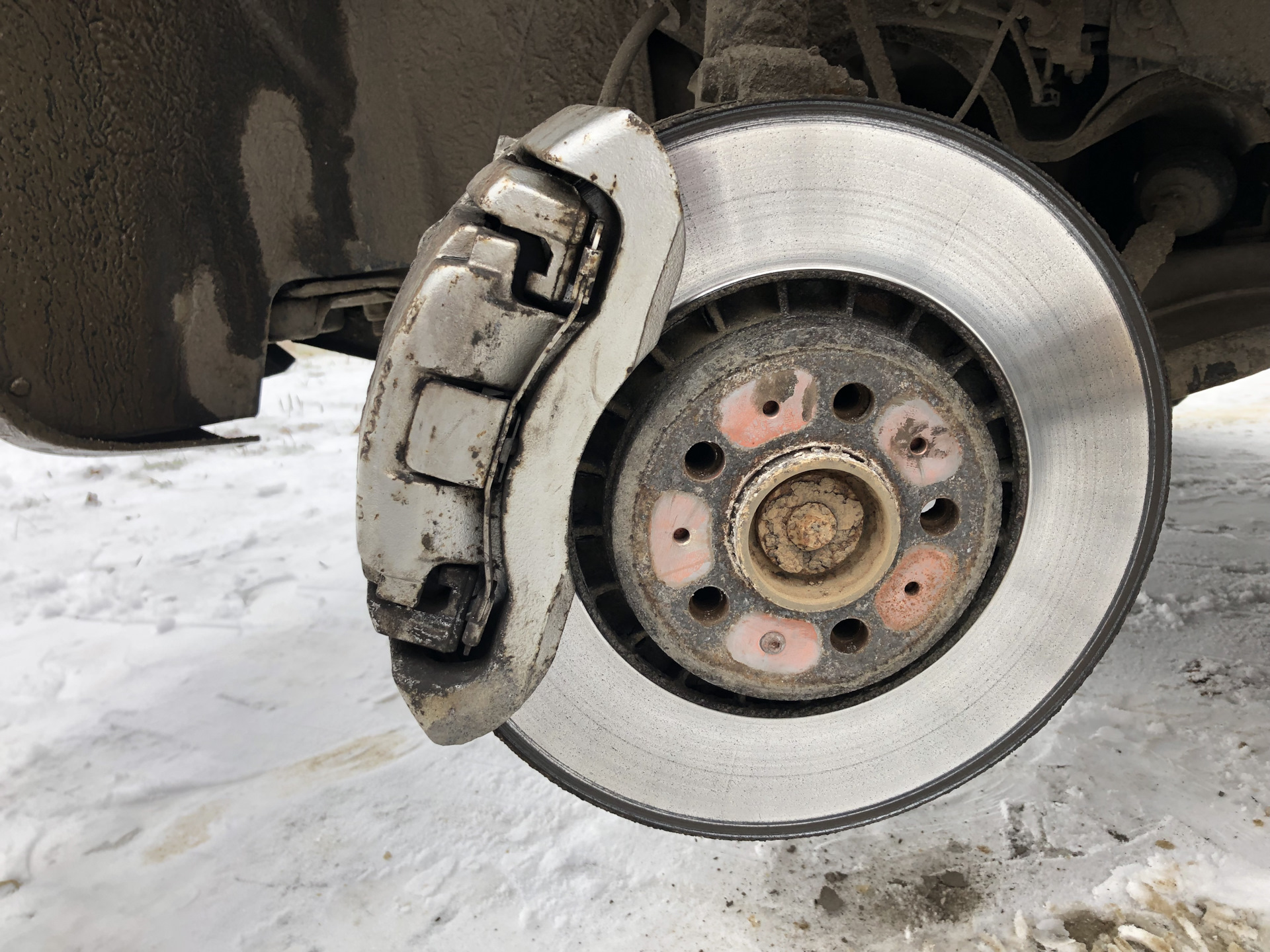 Замена тормозных колодок по кругу. — Volvo XC90 (1G), 2,4 л, 2008 года ...