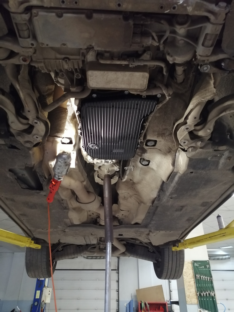 Пробег 203 тыс км. Замена масла в трансмиссии. — Volkswagen Touareg (3G ...