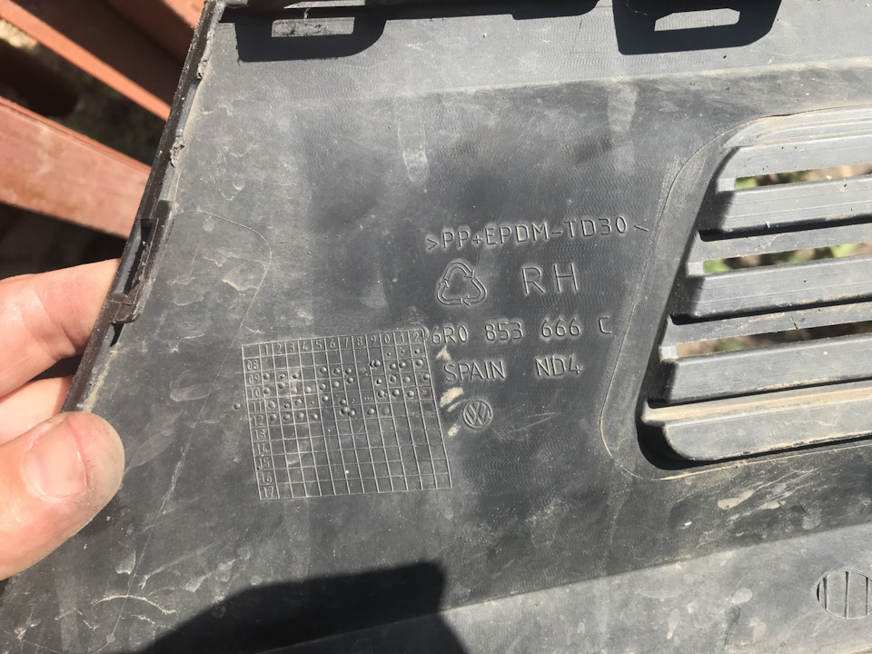 6R0853666C Решетка в бампере правый VAG | Запчасти на DRIVE2