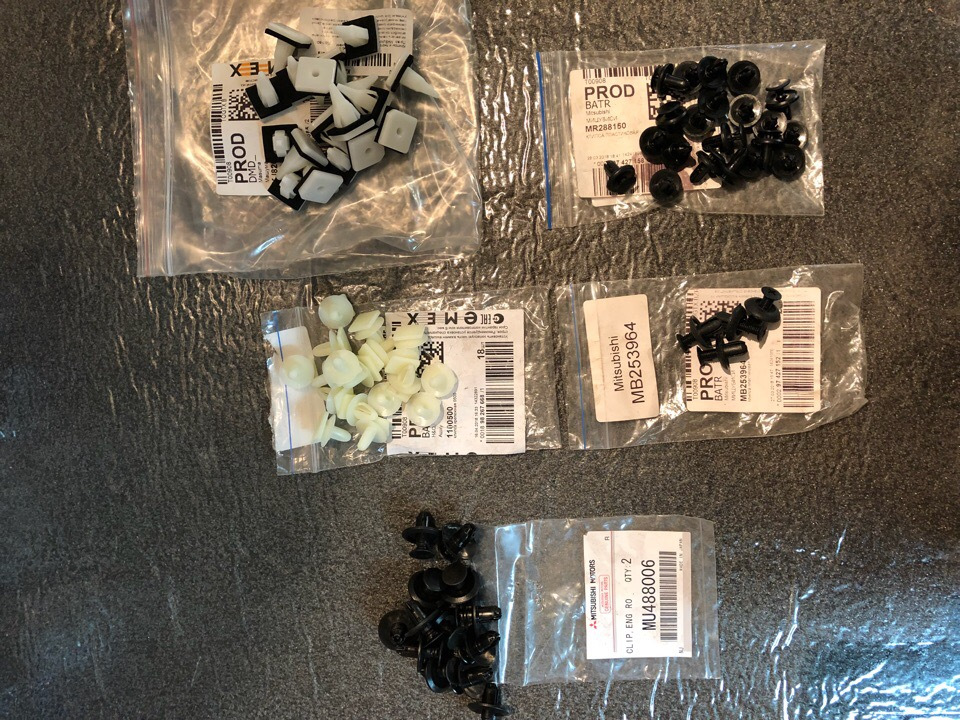 MU488006 Фиксатор заднего бампера Mitsubishi | Запчасти на DRIVE2