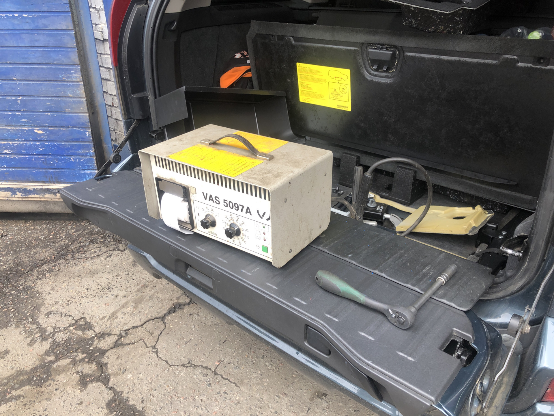 Диагностика и замена Аккумулятора. — Volvo XC90 (1G), 2,5 л, 2007 года ...