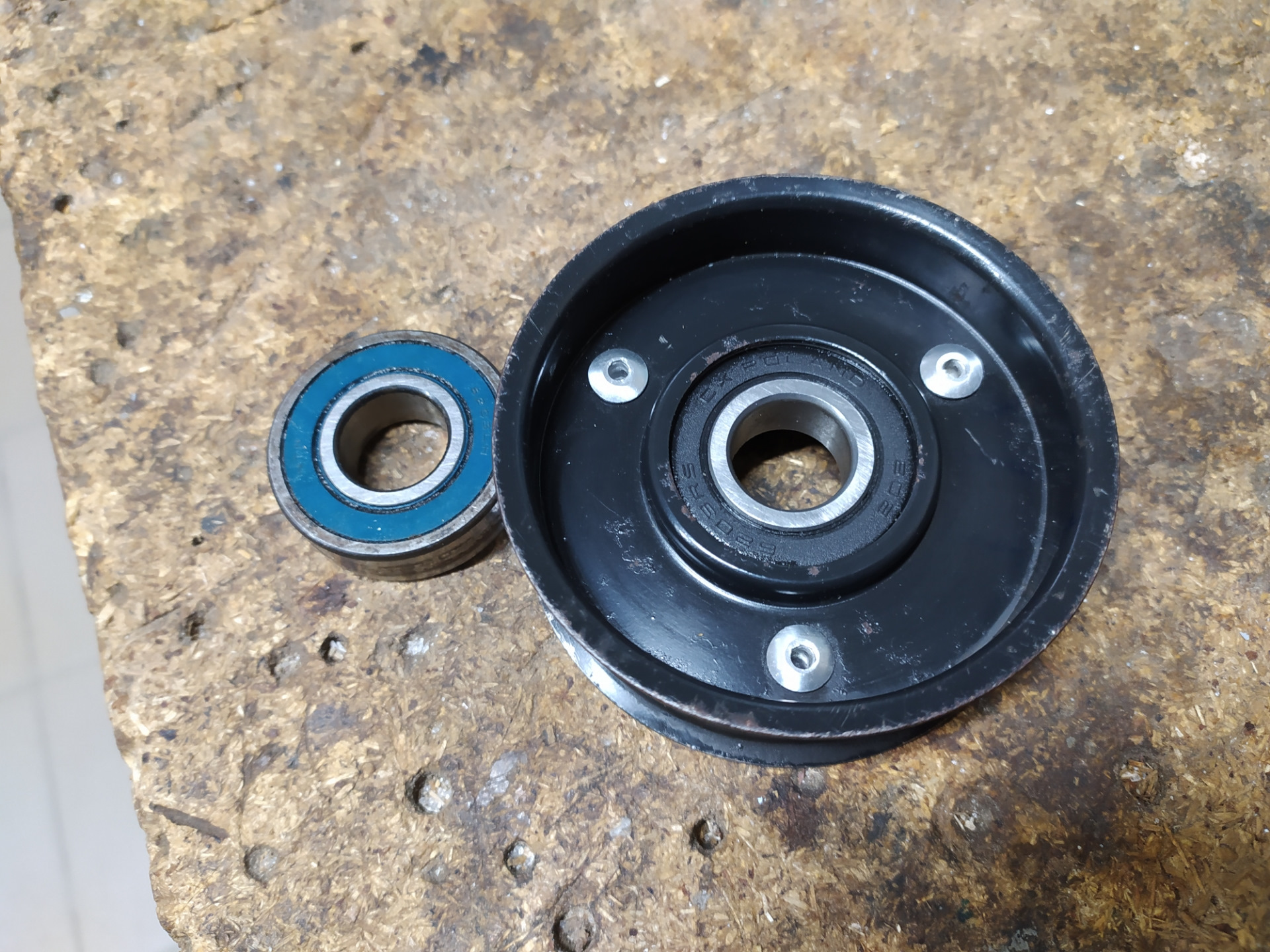 Замена подшипника обводного ролика — Ford Scorpio I, 2 л, 1992 года ...