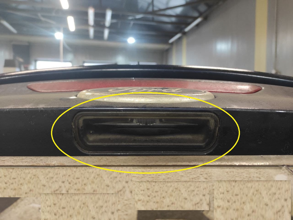 Установка камеры заднего хода FF3 — Ford Focus Sedan III, 2 л, 2012 ...