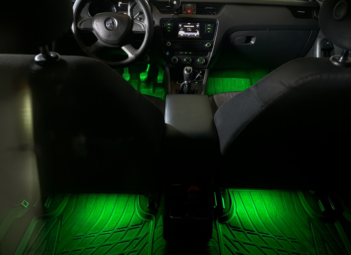Подсветка зоны ног, Подлокотник, ручка кпп, Bluetooth-aux — Skoda ...