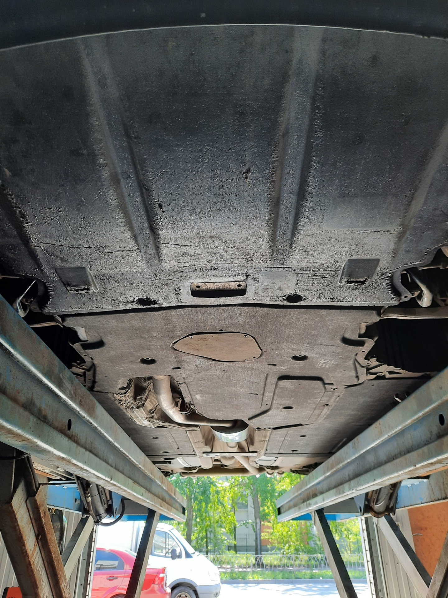 Все защиты снизу установлены — BMW 5 series (E60), 2 л, 2008 года ...