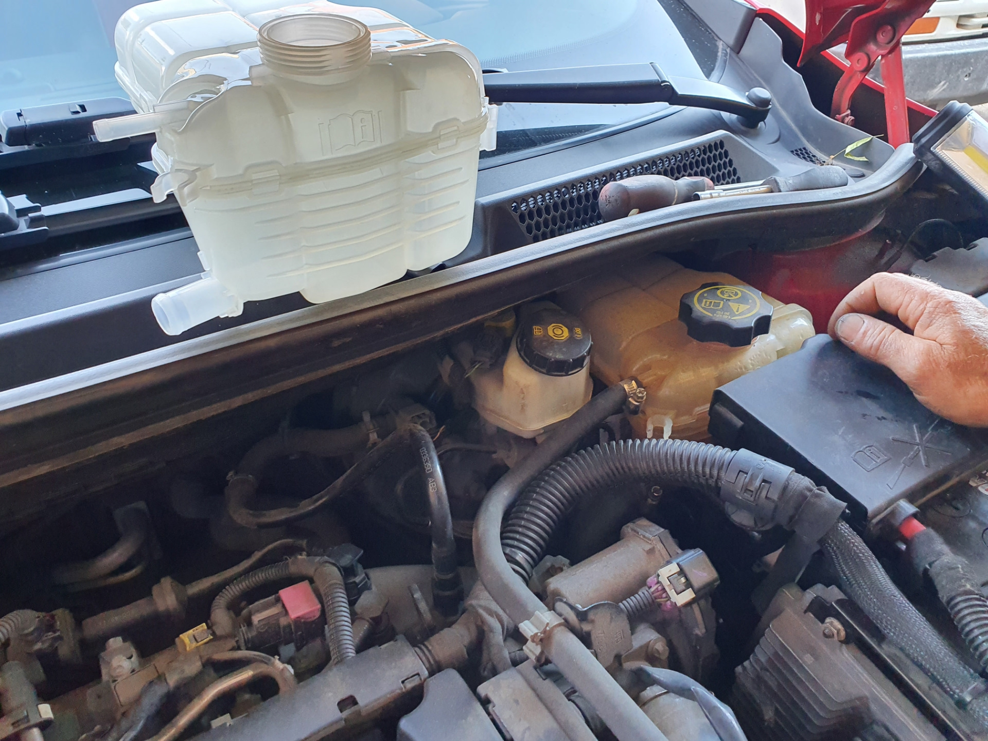 Замена расширительного бака — Opel Astra J GTC, 1,6 л, 2012 года ...