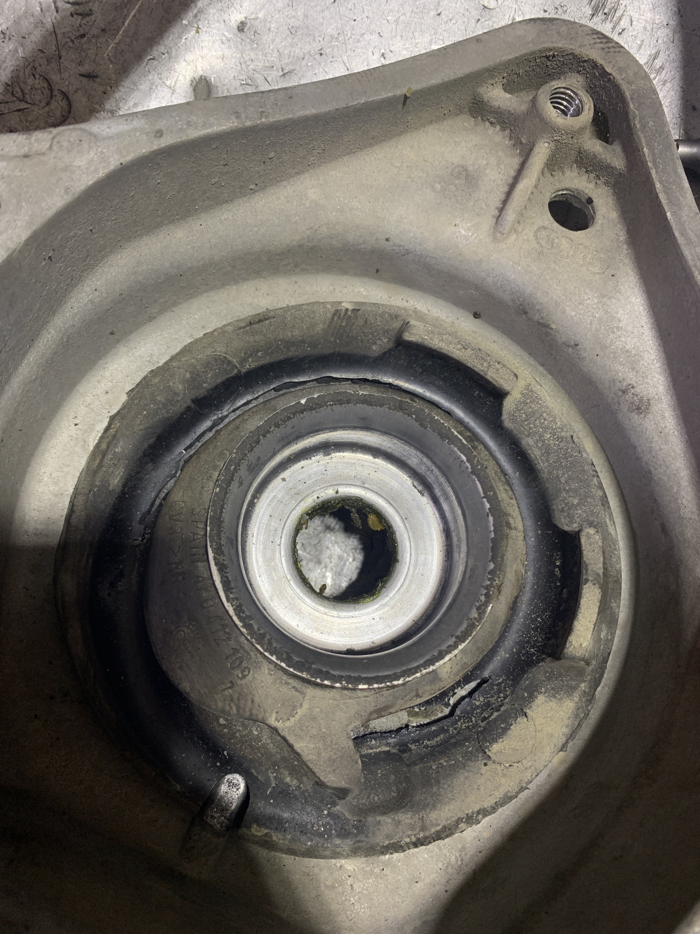 Подскажите по резинке аморта — Audi A6 (C6), 3 л, 2009 года ...