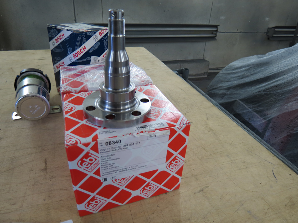 357501117 Ступица (цапфа) заднего колеса / AUDI 80/90, SEAT, VW 74~ VAG ...