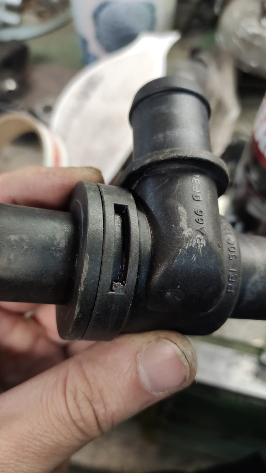 Течь тройника системы охлаждения. — Land Rover Discovery III, 2,7 л ...