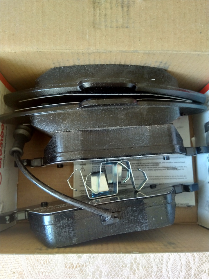 Передние тормозные колодки Brembo P85075 на Volkswagen Jetta VI, Skoda Yeti, Skoda Rapid (1G ...